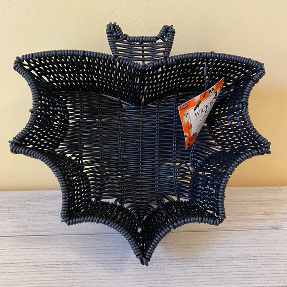 Ciroa | Dining | Wicked Bat Resin Wicker Serving Basket | Poshmark